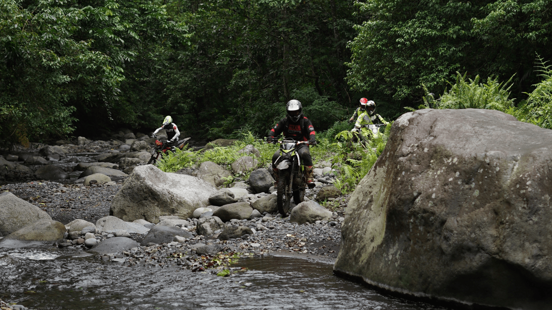 jungle thrills - Mud N' Gears : Dirt Bike Tours, Lombok Indonesia